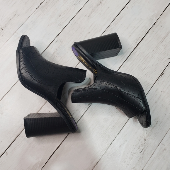 Seven7 | Shoes | New Seven7 Black Isabella Mules Croc Texture | Poshmark